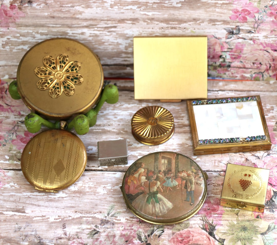 1 Vintage Compact or Pill Box - Etsy
