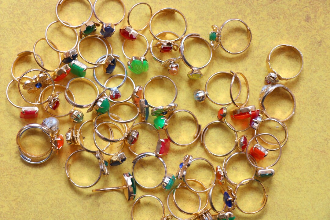 5 Random Vintage Gumball Machine Metal Rings - Etsy