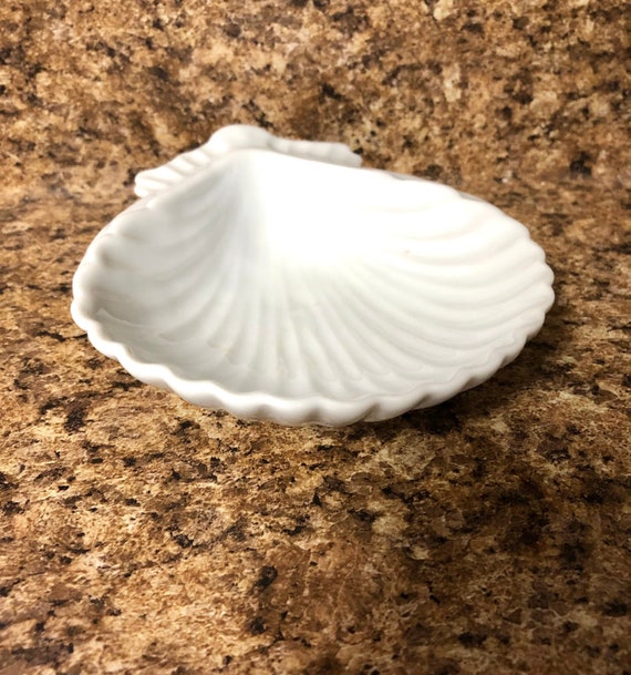 white clam shell dish - Gem