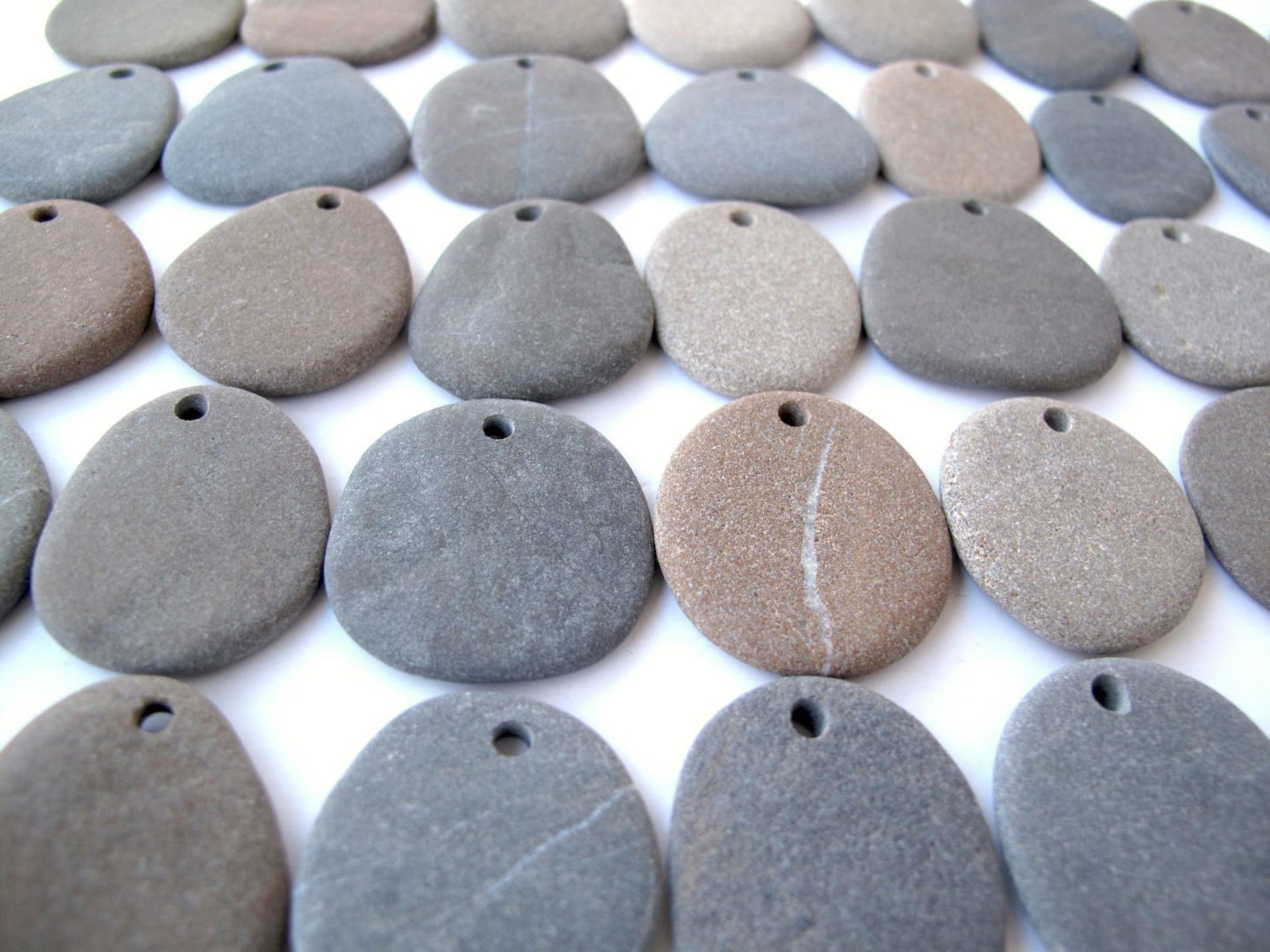 Plain Craft Rocks to Paint, Drilled Flat Beach Stone Pendants for ...