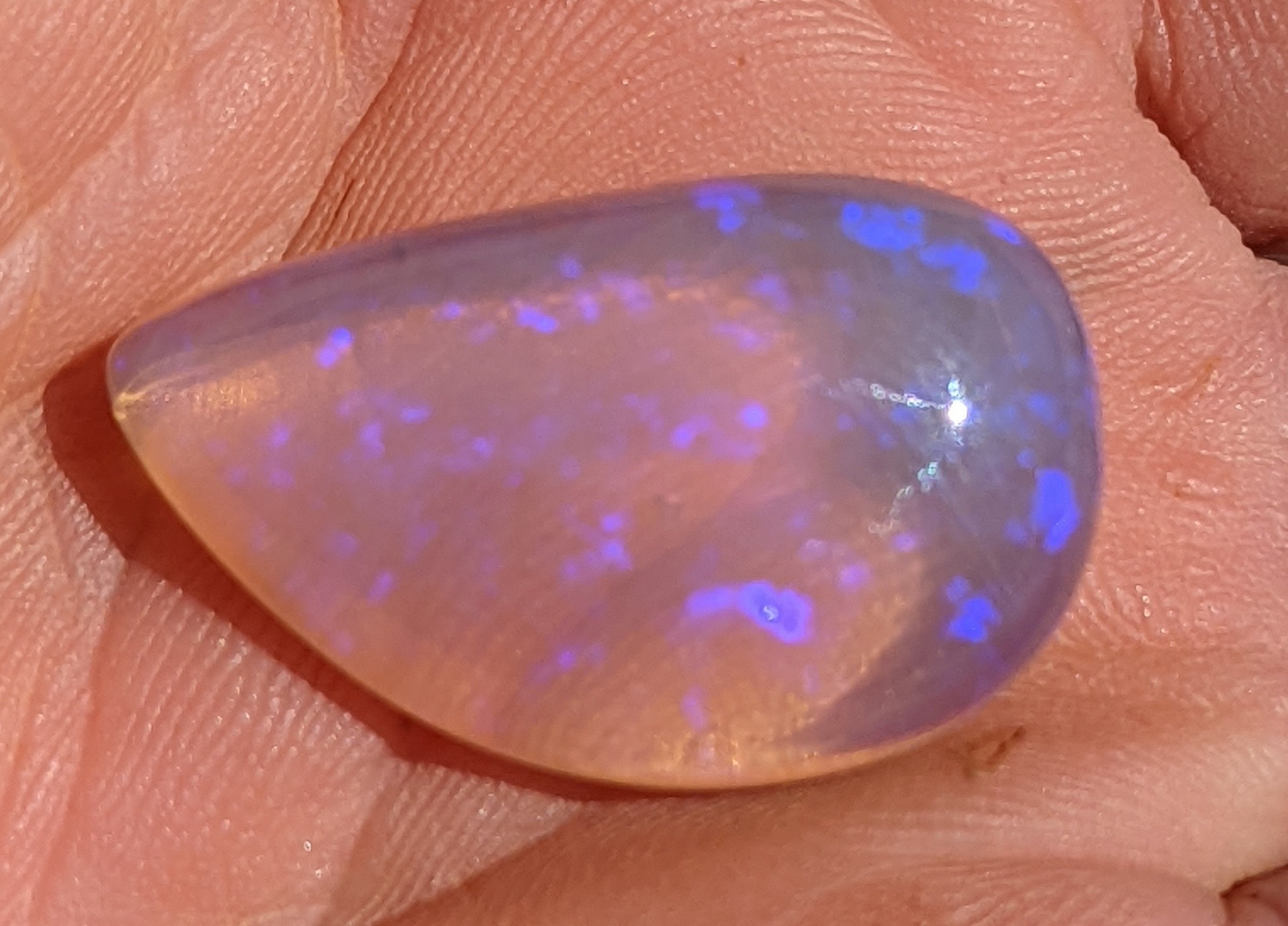 22.4 Ct. Lightning Ridge Jelly Opal - 28 x 17 mm - Australia - Natural