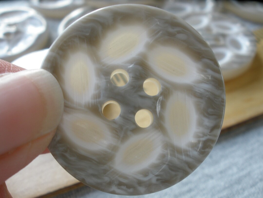 One Inch Buttons Beige & White 40L 1" 26mm Thick Shiny Textured Finish ...