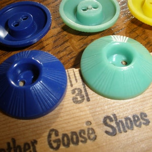 Cool Vintage Inkwell Buttons Red Blue Green Yellow 7/8" Molded Plastic ...