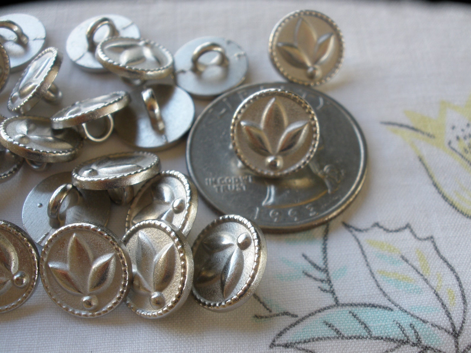 Tiny Tulip Flower Metal Buttons Gold or Silver Color 18L | Etsy