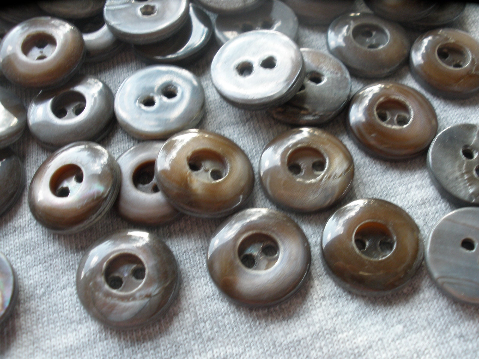 Carved Brown & Gray Smoke MOP Shell Buttons 12.5mm 1/2" Whistle Style ...