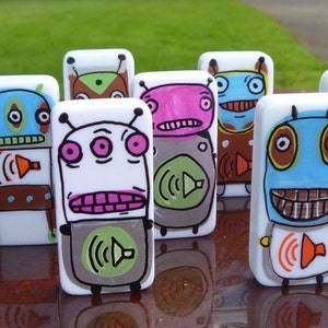 Listening Bots: a Tiny Domino Robot That Listens to You...and Doesn't ...