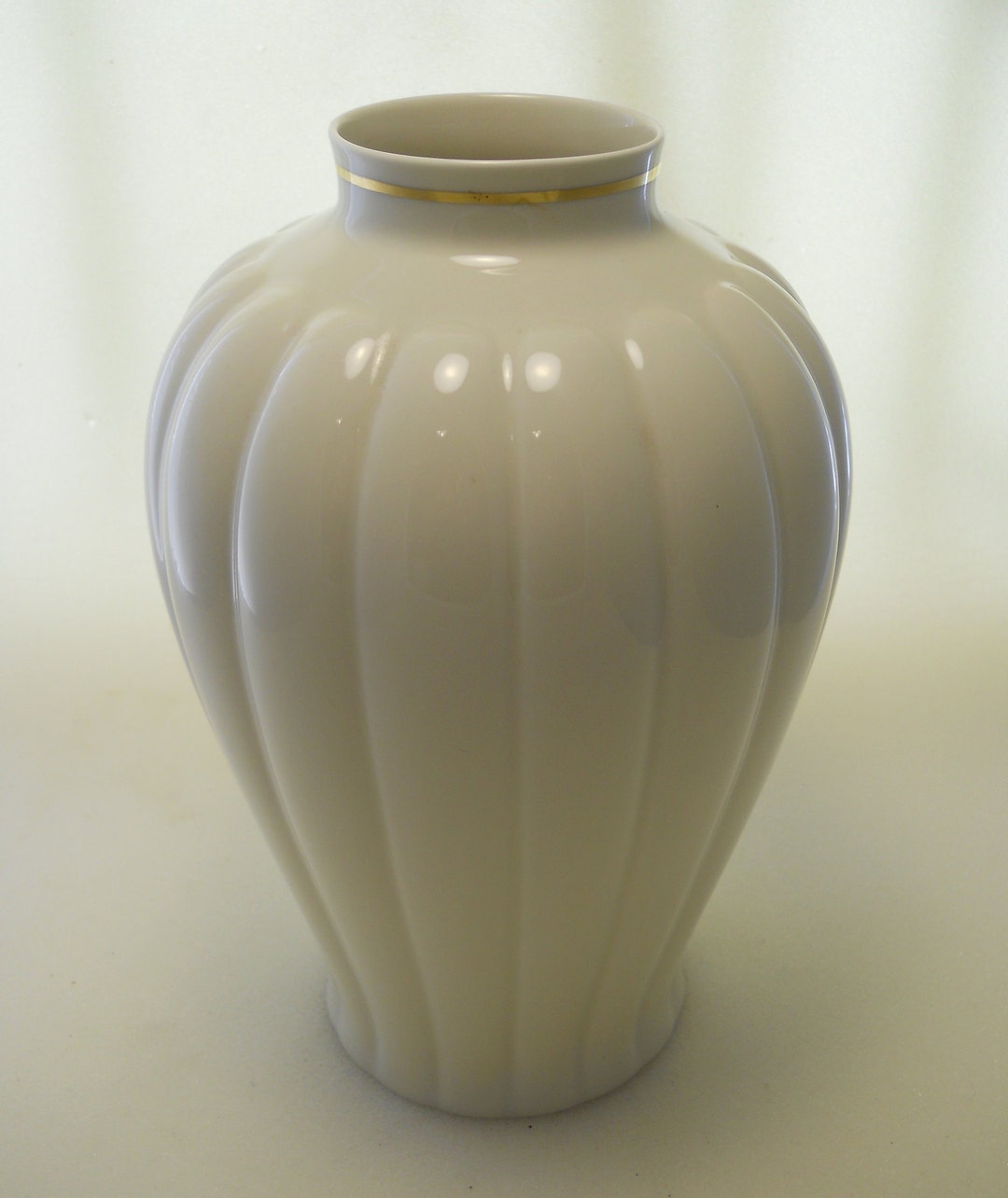 Vintage Thomas Ceramic Vase Ribbed, Gold Trim, Modern 10x6.5 Excellent ...