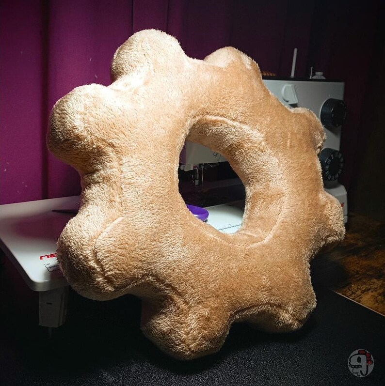 Peluche de tuerca, engranaje ( gear / nut ), almohadón, homenaje ...