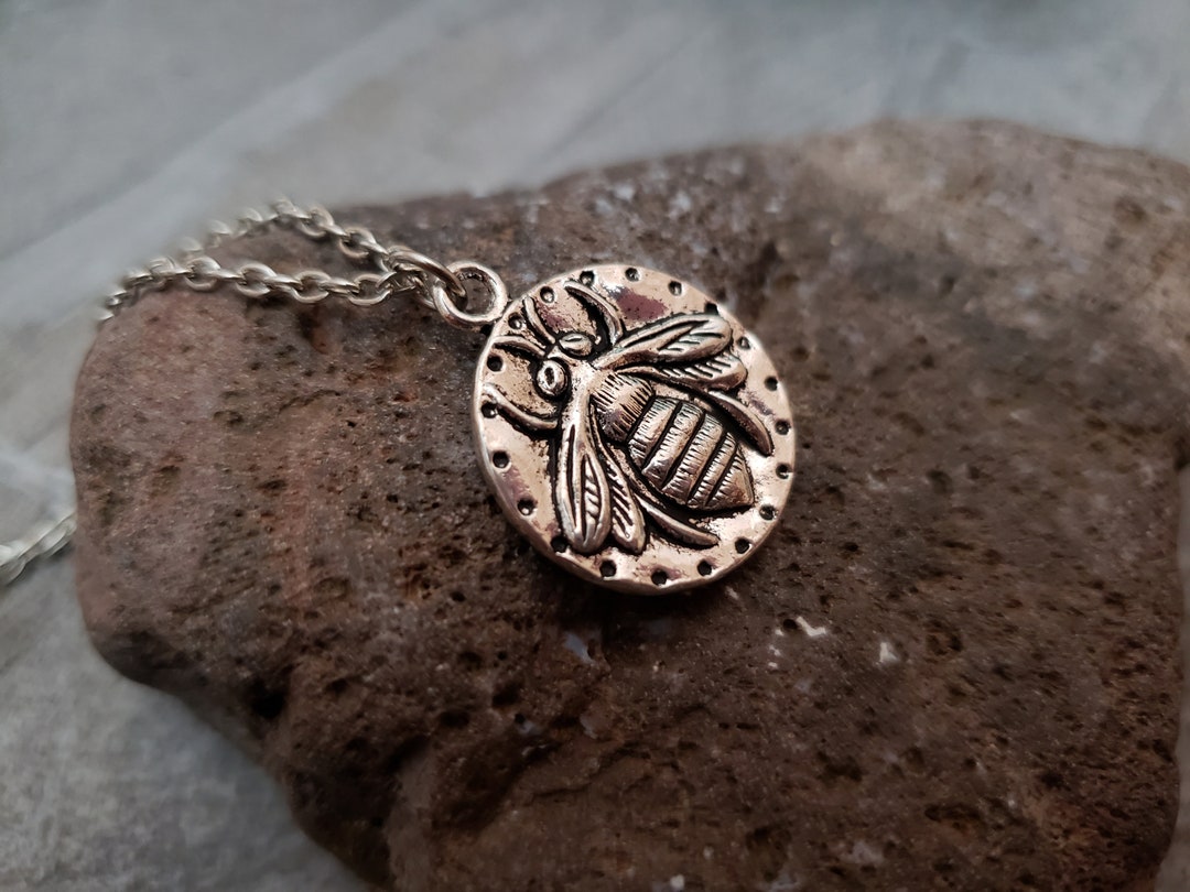 Venta Silver Bee Disc Necklace Queenbee Bumblebee Jewelry - Etsy España