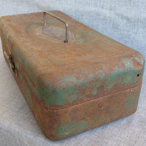 Vintage Victor Metal Tackle Box Tool Box With Metal Fold Out Tray Green ...
