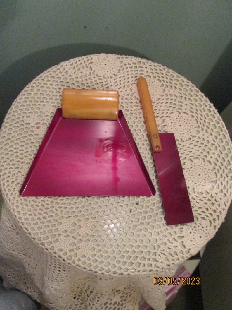 Art Deco Bakelite Butterscotch Crumb Catcher Tray and Scraper - Etsy