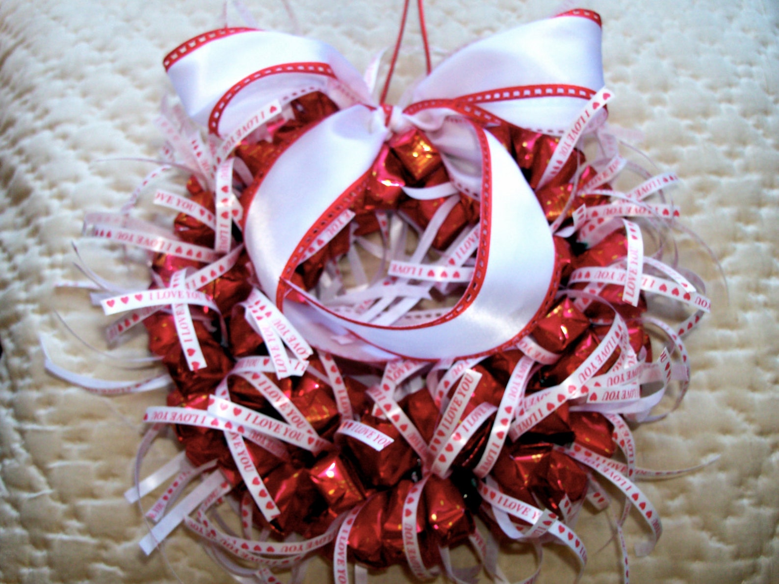 Una corona de dulces de día de San Valentín. | Etsy