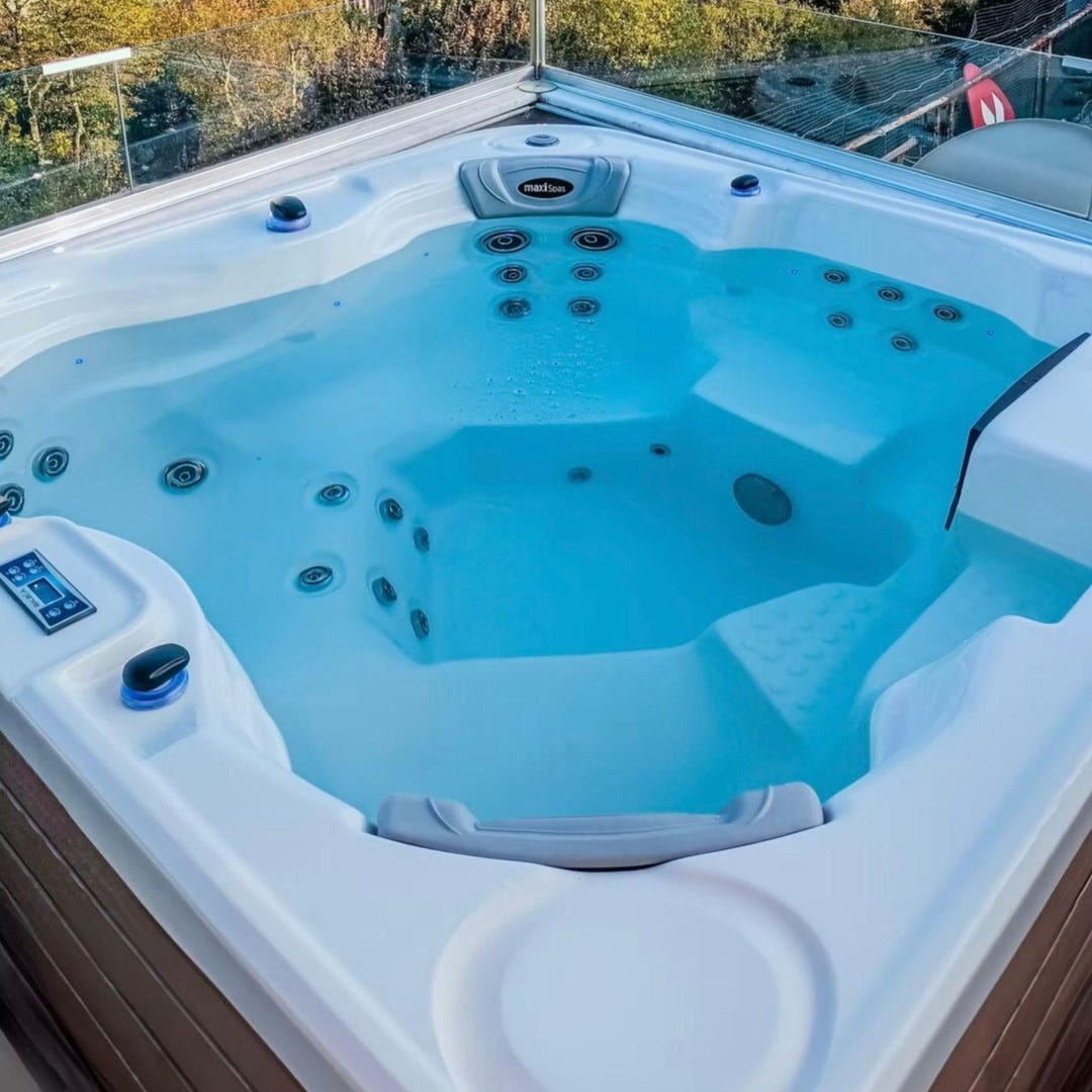 Luxury Outdoor Hot Tub Spa – 6 Person Plug & Play Jacuzzi With Hydro ...