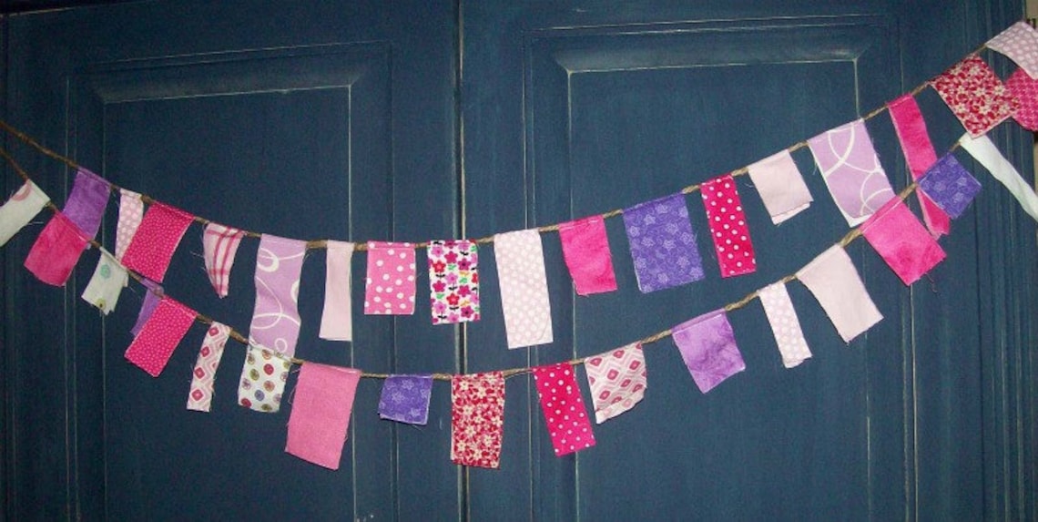 Guirnalda de retazos de tela en miniatura de color rosa y morado ...