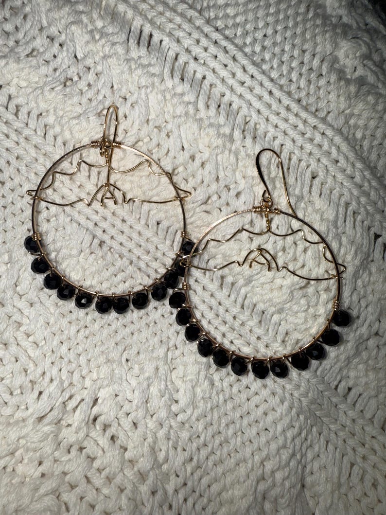 Pendientes de aro de murciélago chapados en oro con cuentas de vidrio ...