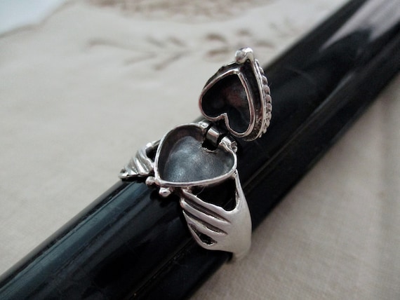 Claddagh heart poison ring store