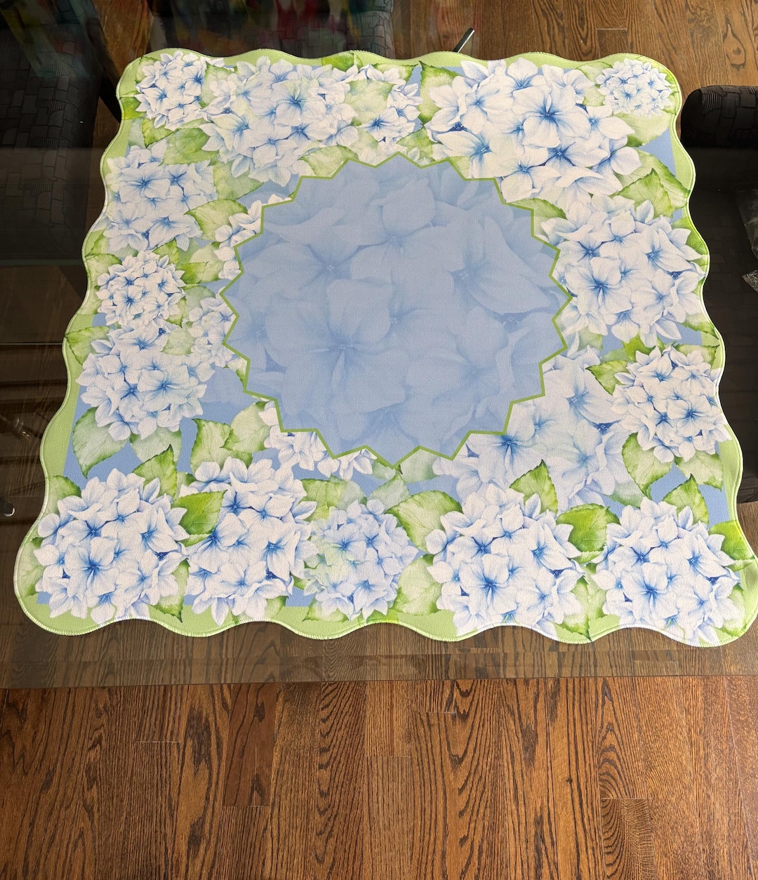 Scalloped Sea of Hydrangeas Mahjong Mat: Mahj Game Tabletop (31.5-inch ...