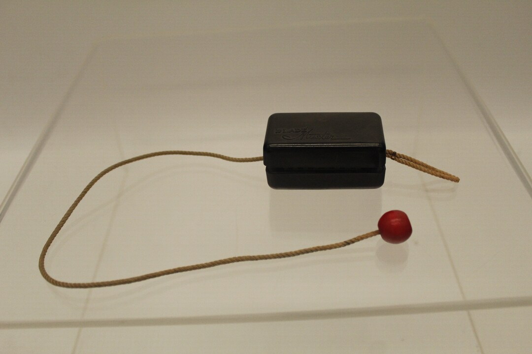 Vintage Blademaster Bakelite Razor Blade Sharpener V10142 - Etsy