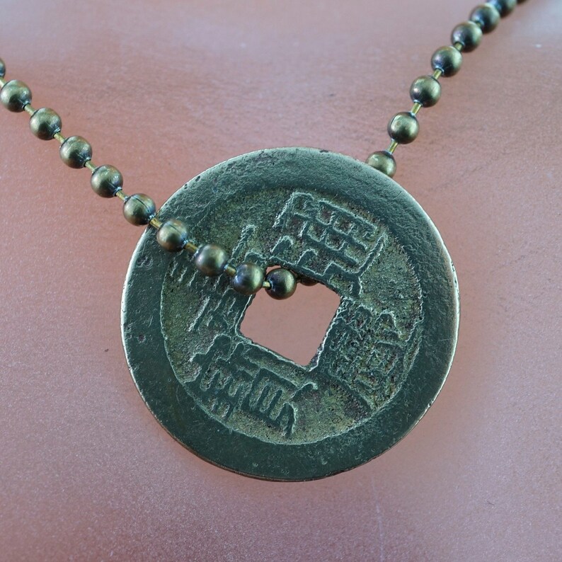 Collier COIN chinois antique. bijoux chinois. Charme de porcelaine ...