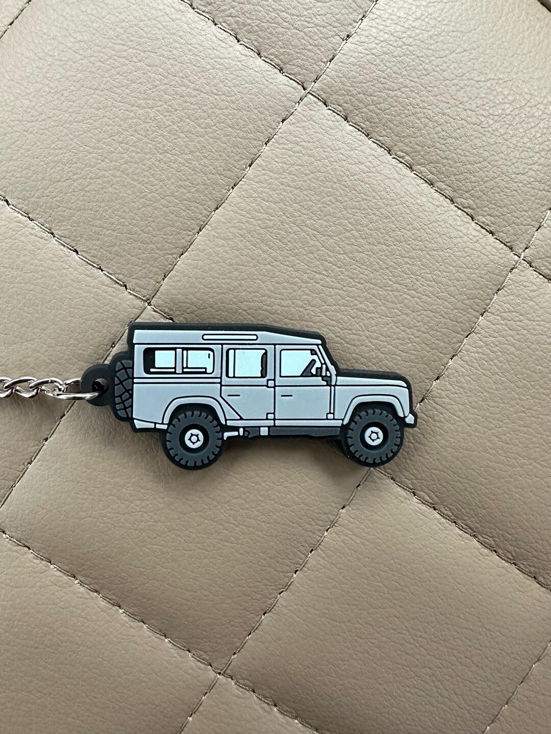 Classic Land Rover Defender 110 Station Wagon Keyring Keychain in Grey ...