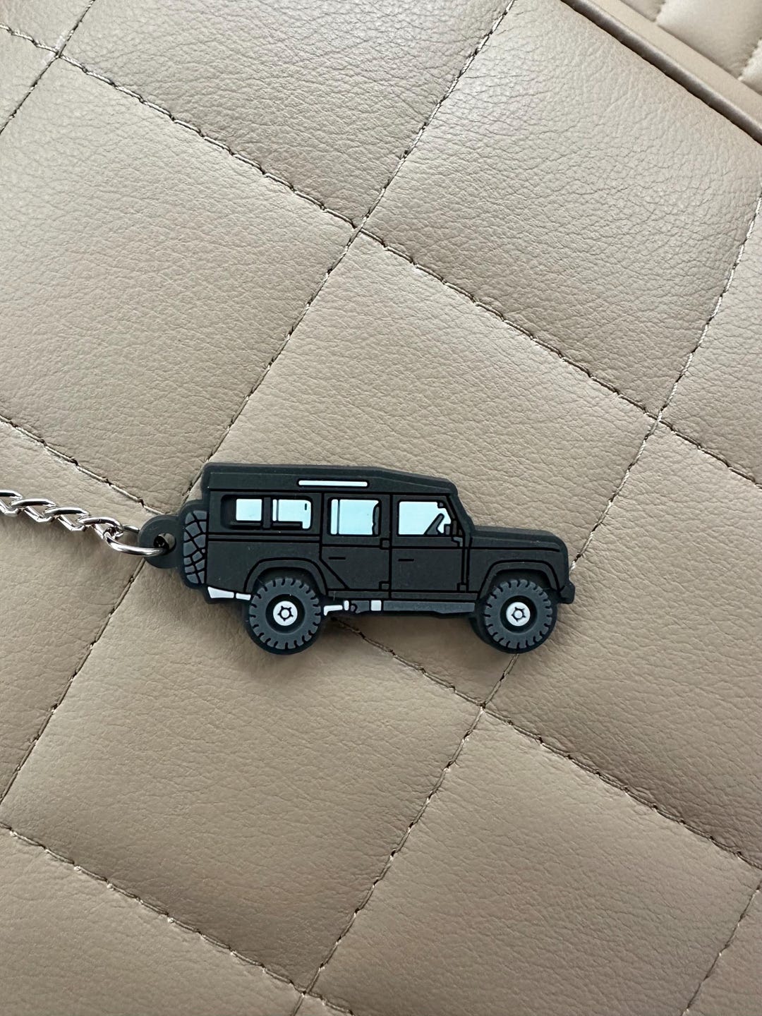 Classic Land Rover Defender 110 Station Wagon Keyring Keychain in Black ...