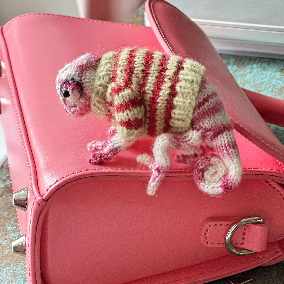 CHAMELEON & SWEATER – English Knitting Pattern – Fullamigurumi