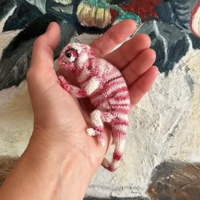 CHAMELEON & SWEATER – English Knitting Pattern – Fullamigurumi