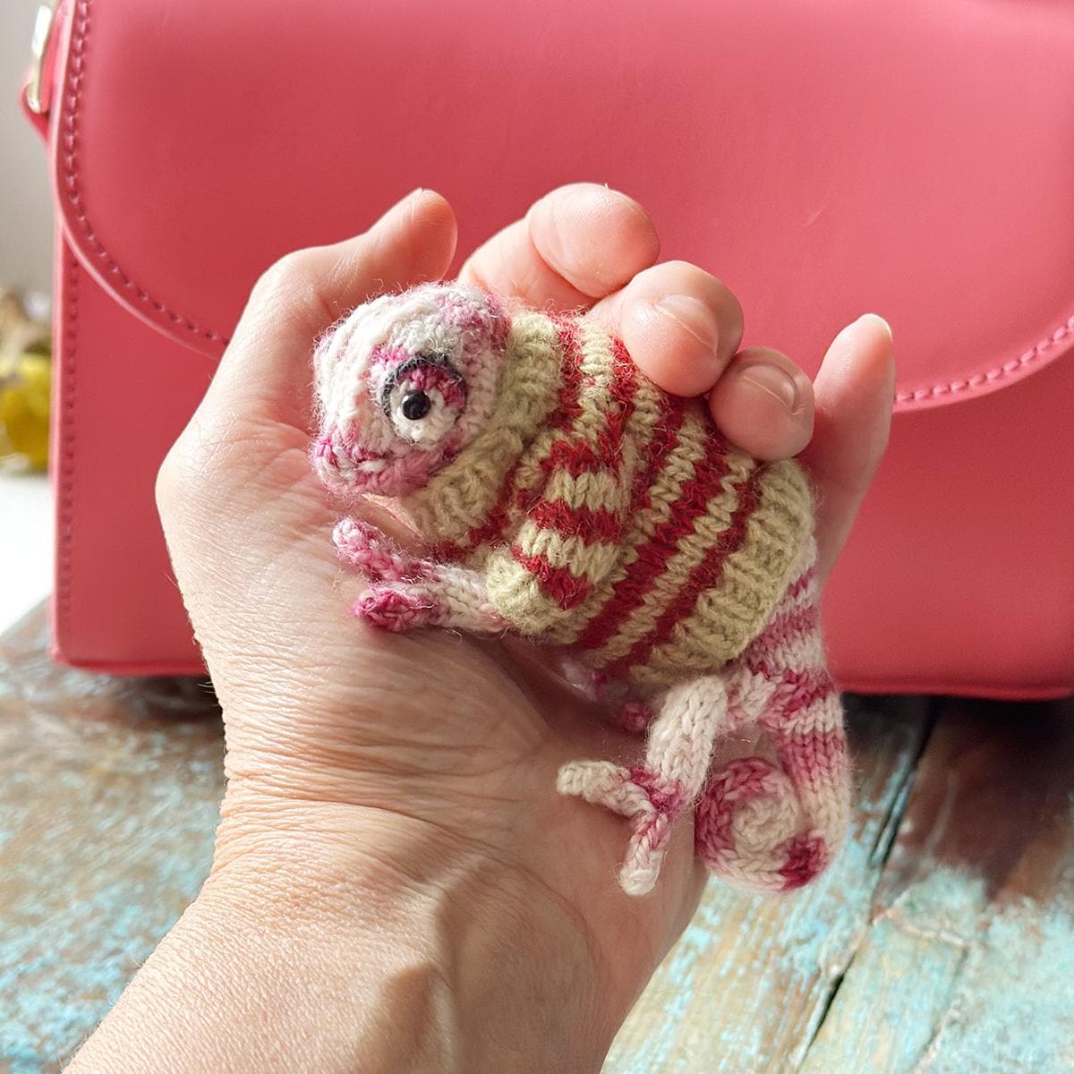 CHAMELEON & SWEATER – English Knitting Pattern – Fullamigurumi