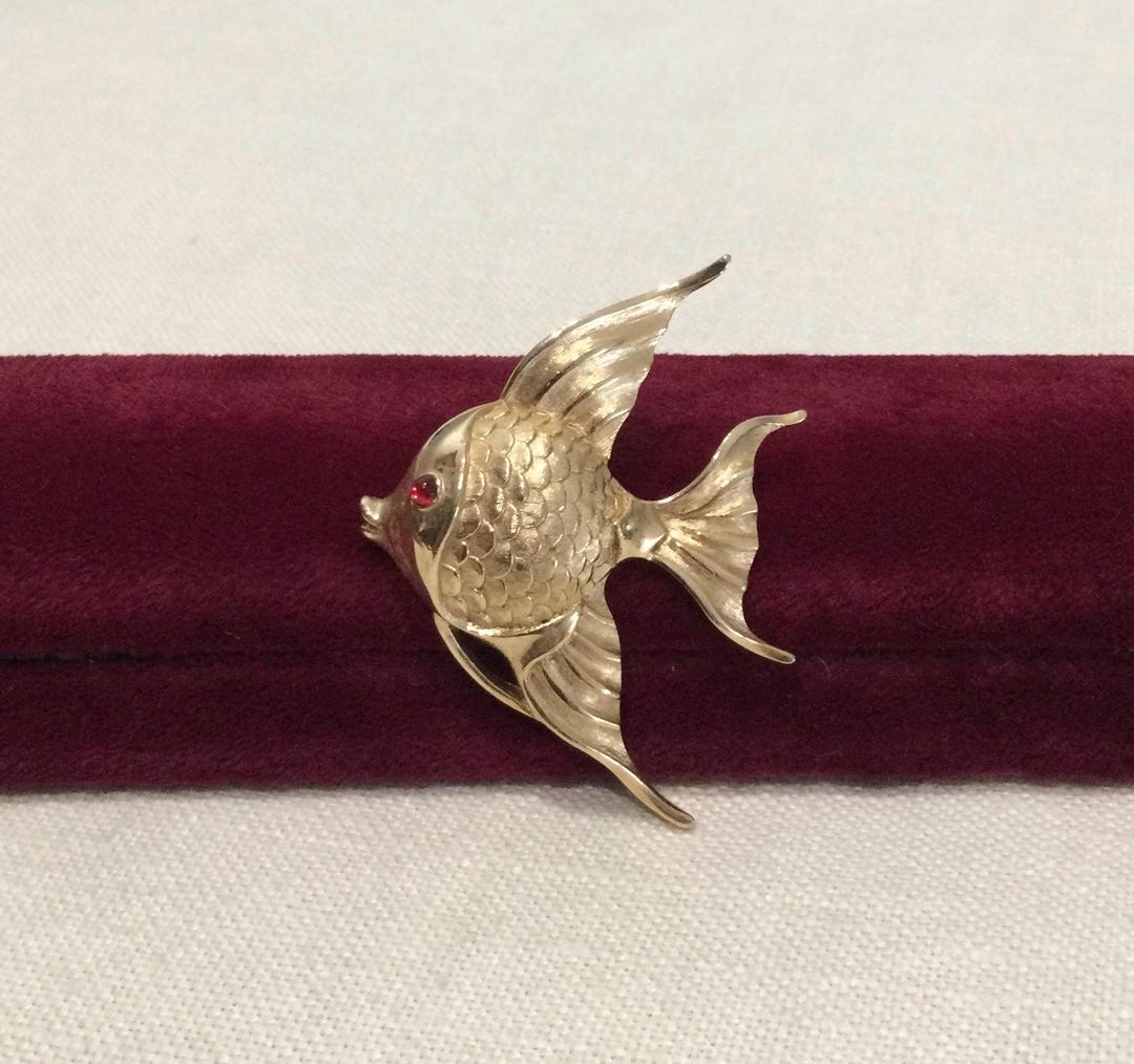 1950's Vintage TRIFARI Angel Fish Pin Brushed Gold Tone Setting With ...