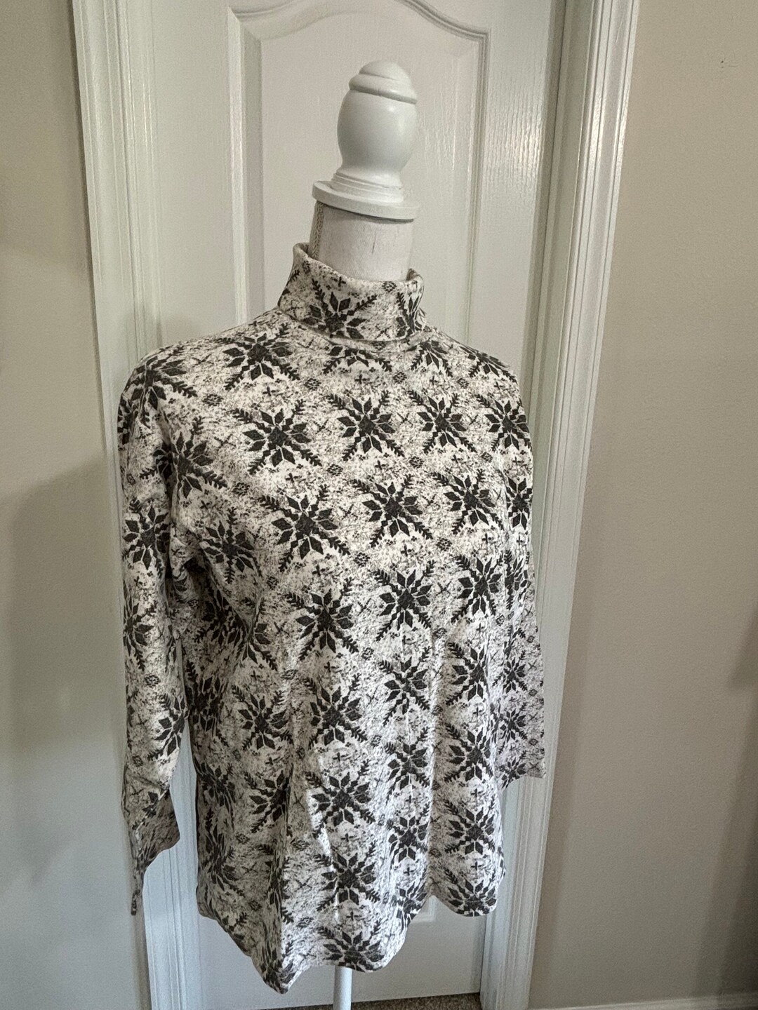 Vintage Woolrich Snowflake Turtleneck Size M Gray and White Relaxed Fit ...