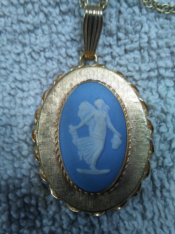Vintage Van Dell 12K Gold Fill Wedgewood Picture Lock… - Gem