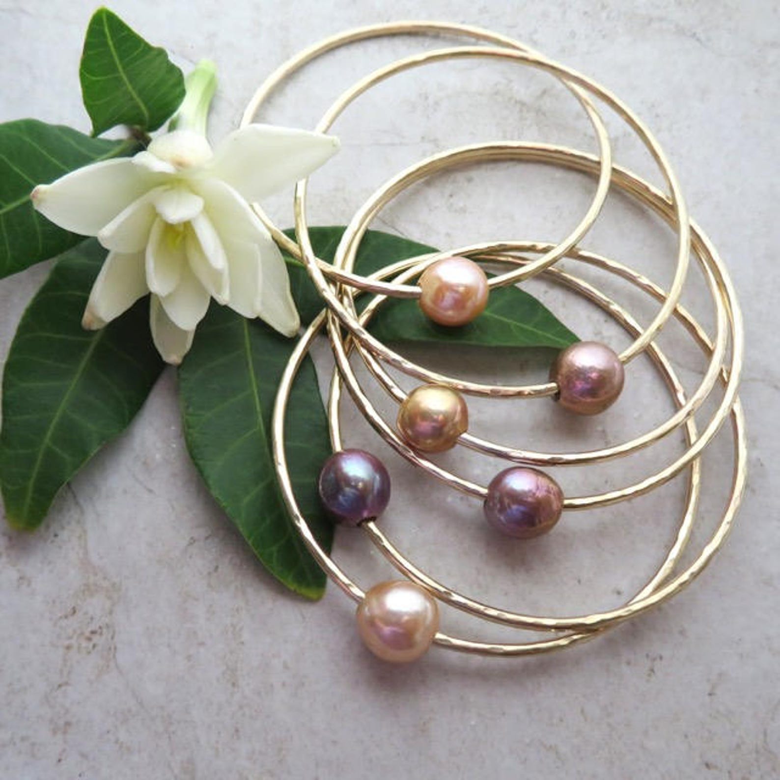 Pink Edison Pearl Bangle Gold Hammered Bracelet Bridal - Etsy