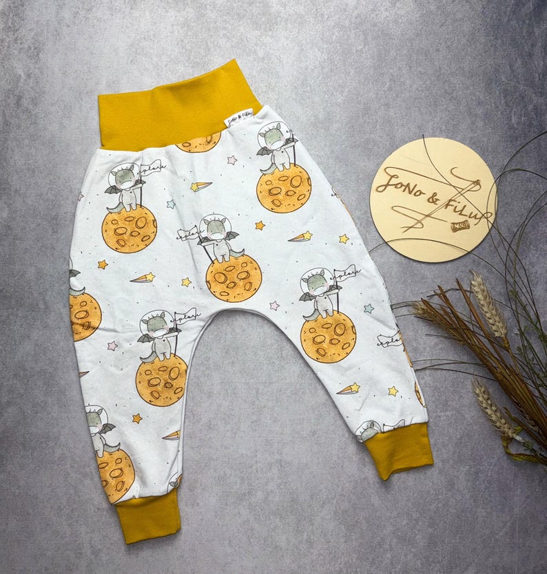 Pumphose Hose Filu on the Moon Gr.56 - Gr.110 Unisex Newborn Geschenk Drache Mond Erstaustattung ...