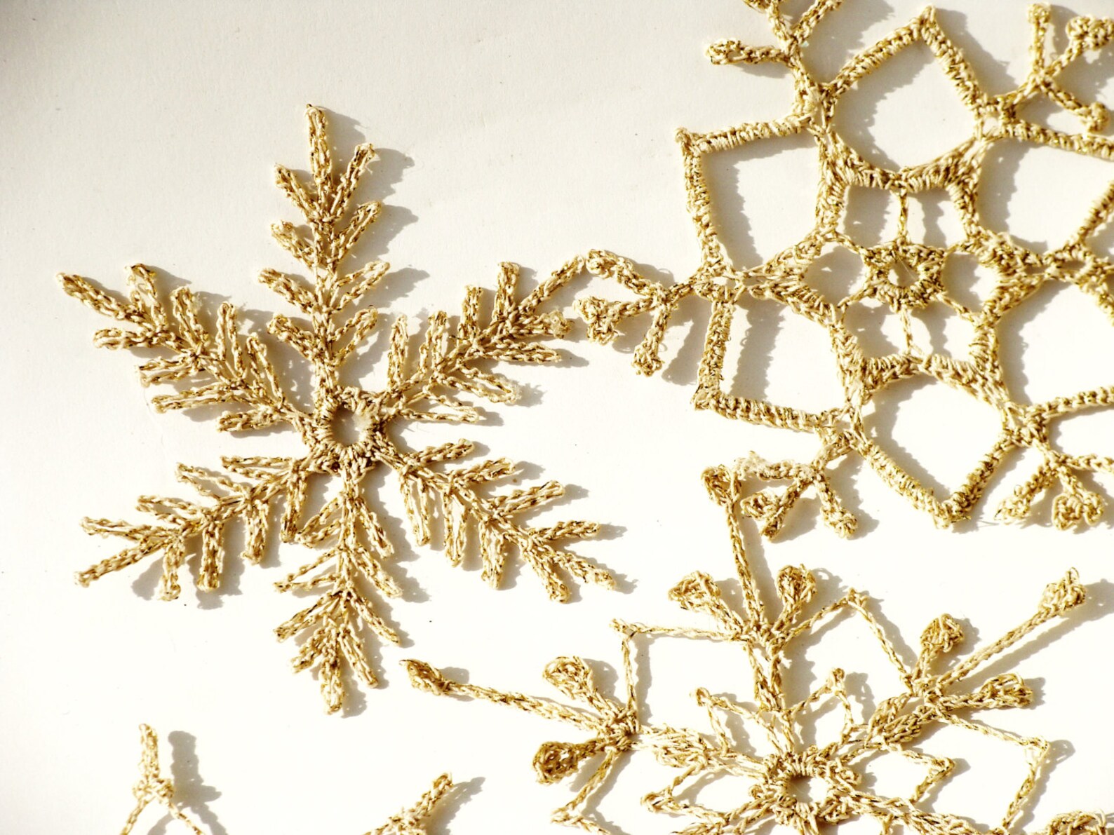 12 Gold Sparkling Crochet Snowflakes Gold Xmas Decor Lace - Etsy