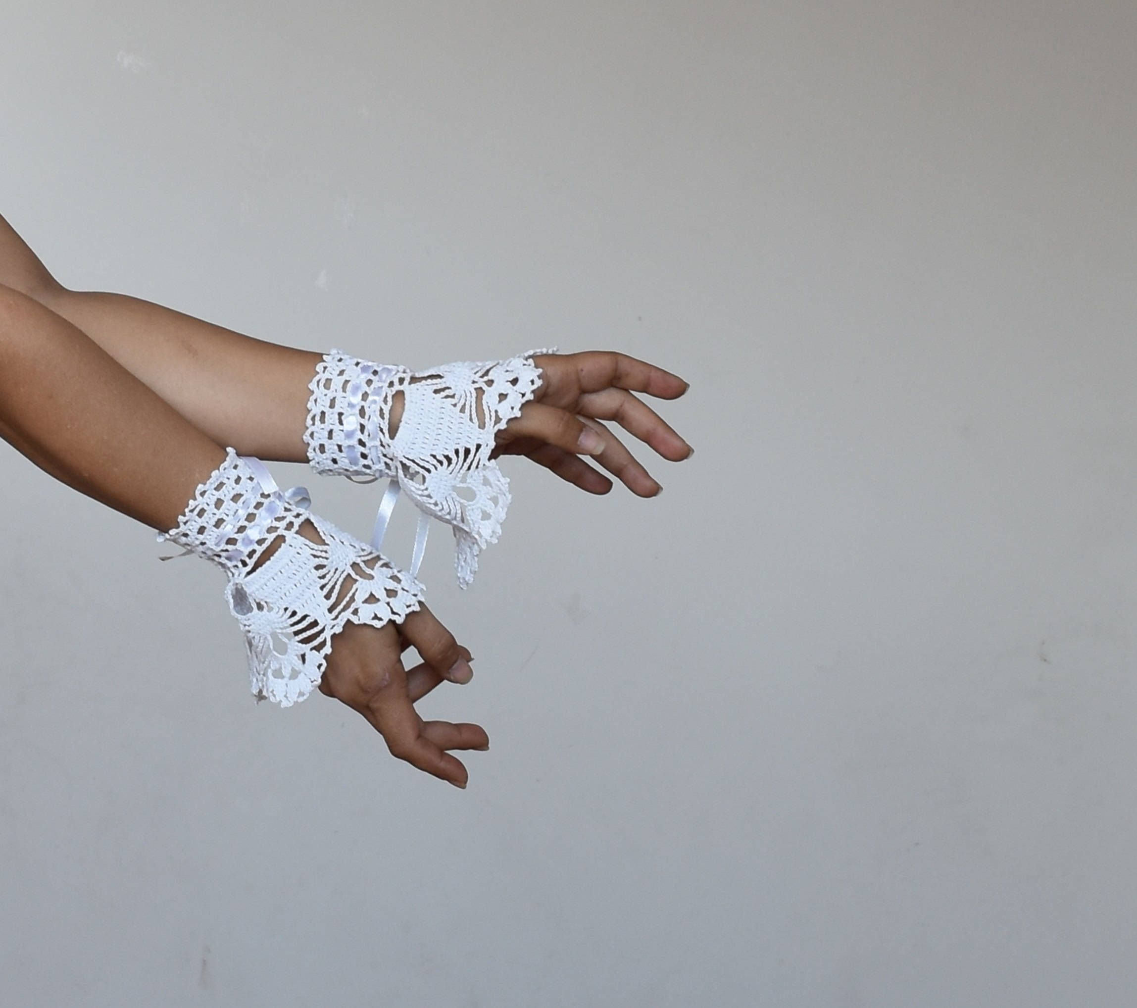White Victorian Lace Wrist Cuffs With Satin Ribbon Wedding - Etsy Denmark