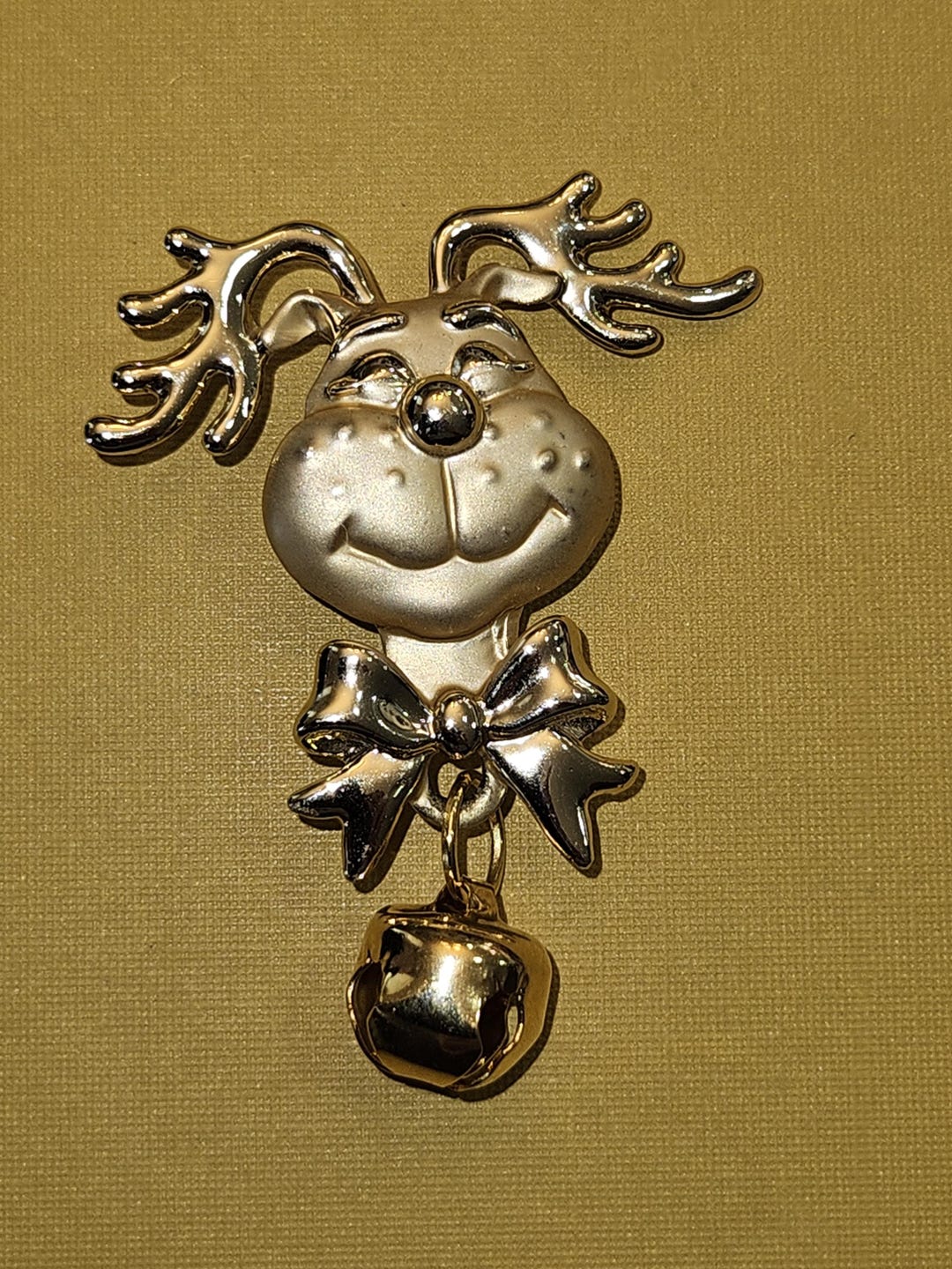 Vintage Goldtoned Grinch Christmas Brooch in Goldtone in Excellent ...