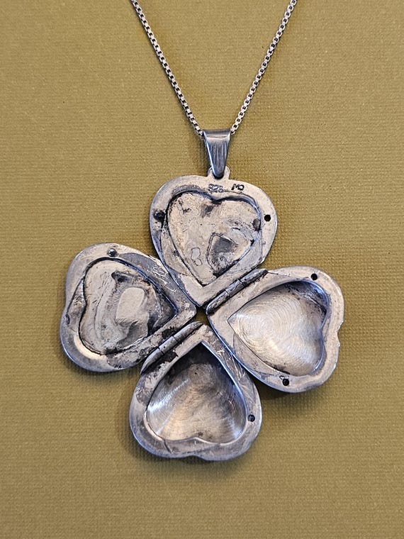 Unusual heart locket that turns into a four leaf clov… - Gem