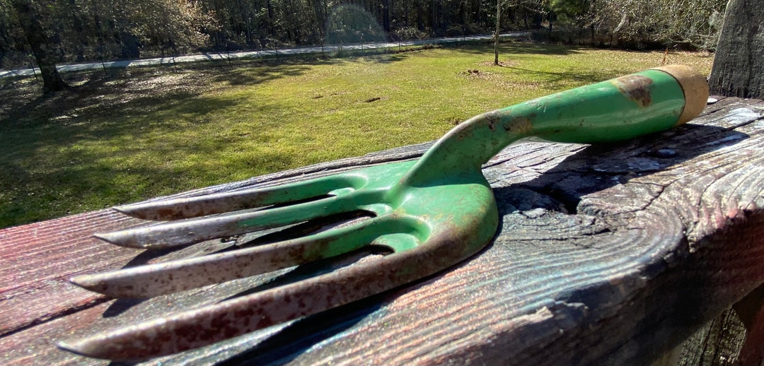 Vintage Hand Garden Rake Rusty Antique Garden Cultivator Hand Gardening ...