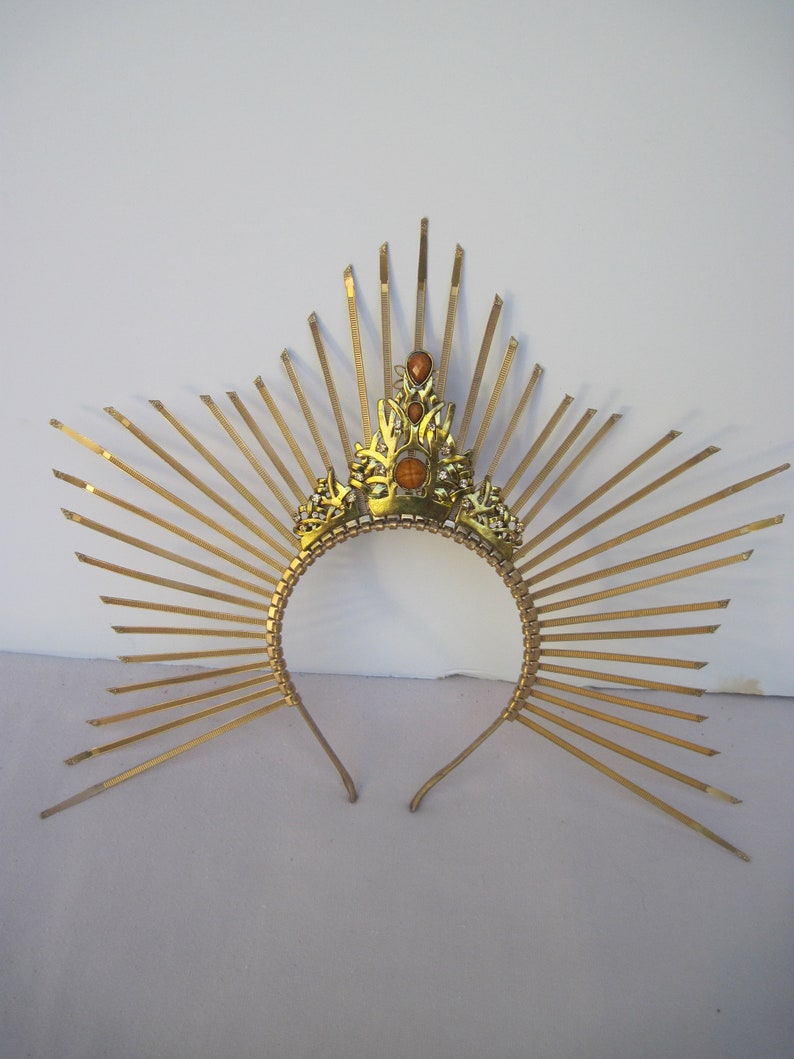 Gold Scalloped Sunburst Halo With Exotic Crown & Spikes Tipped in Gold ...