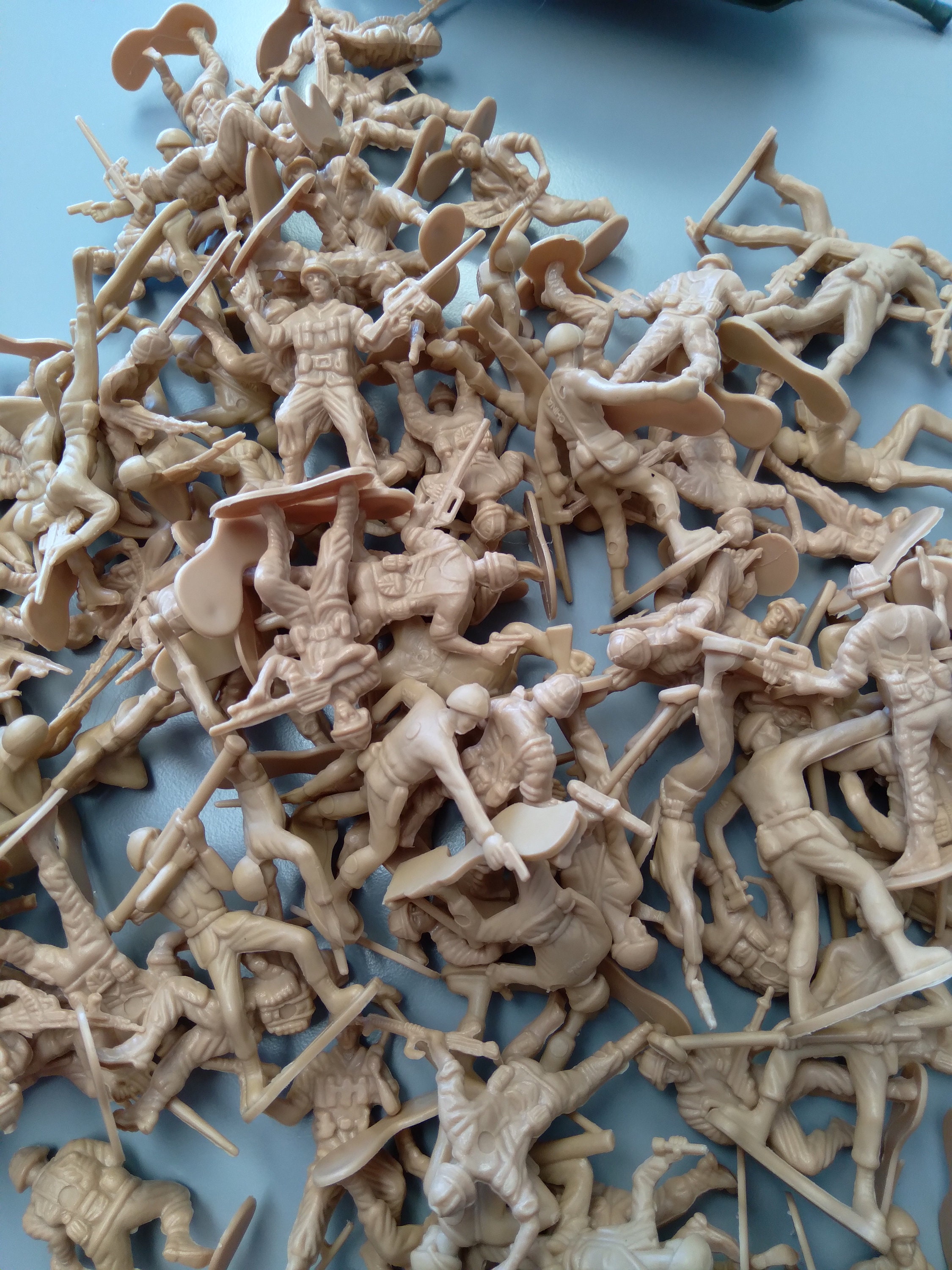1989 Army Toy Soldiers Tan Army Men Set Lot of 100 Miniature Toy USA ...