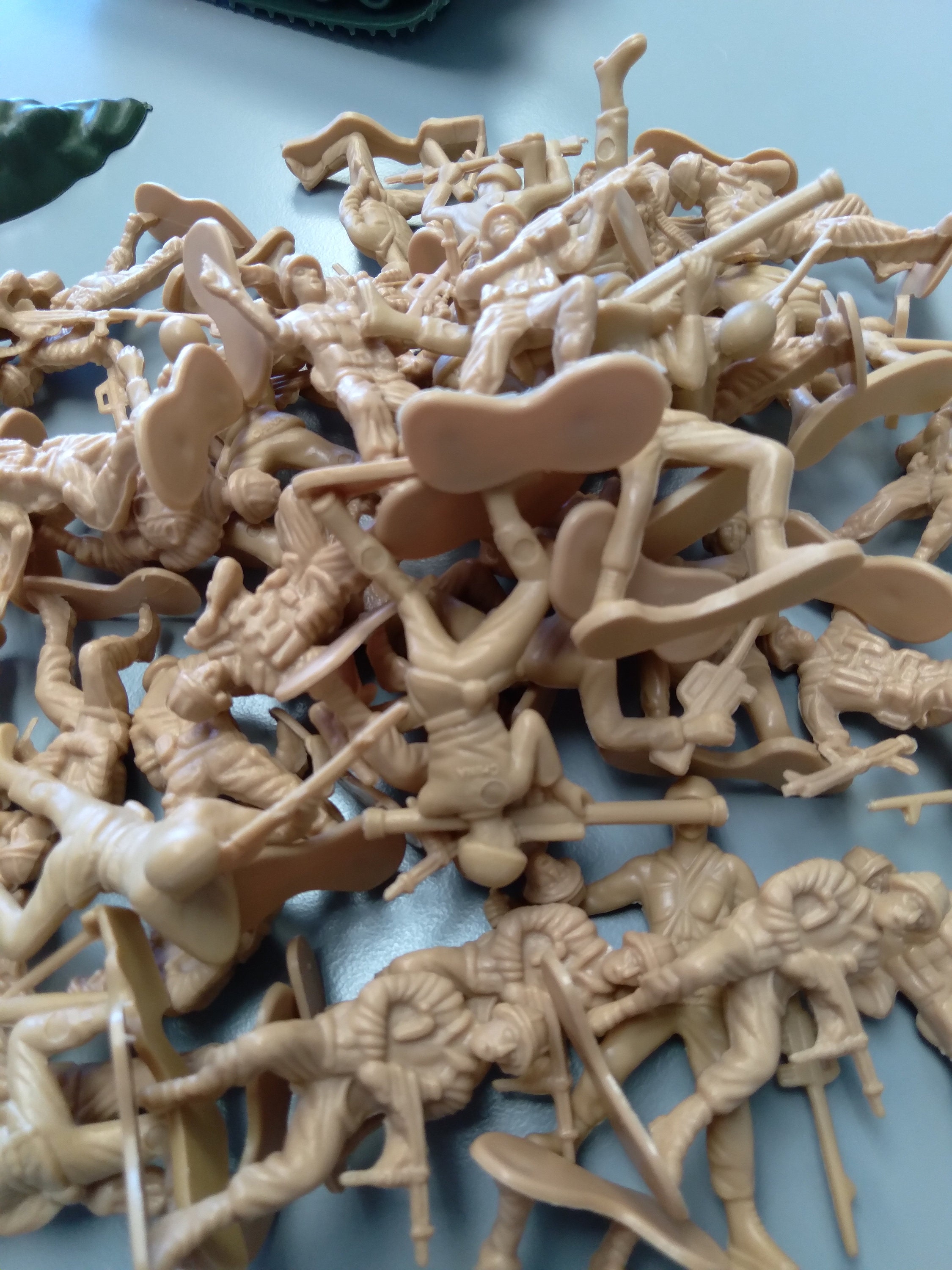 1989 Army Toy Soldiers Green Army Men Set Lot of 74 Miniature Toy Tan ...
