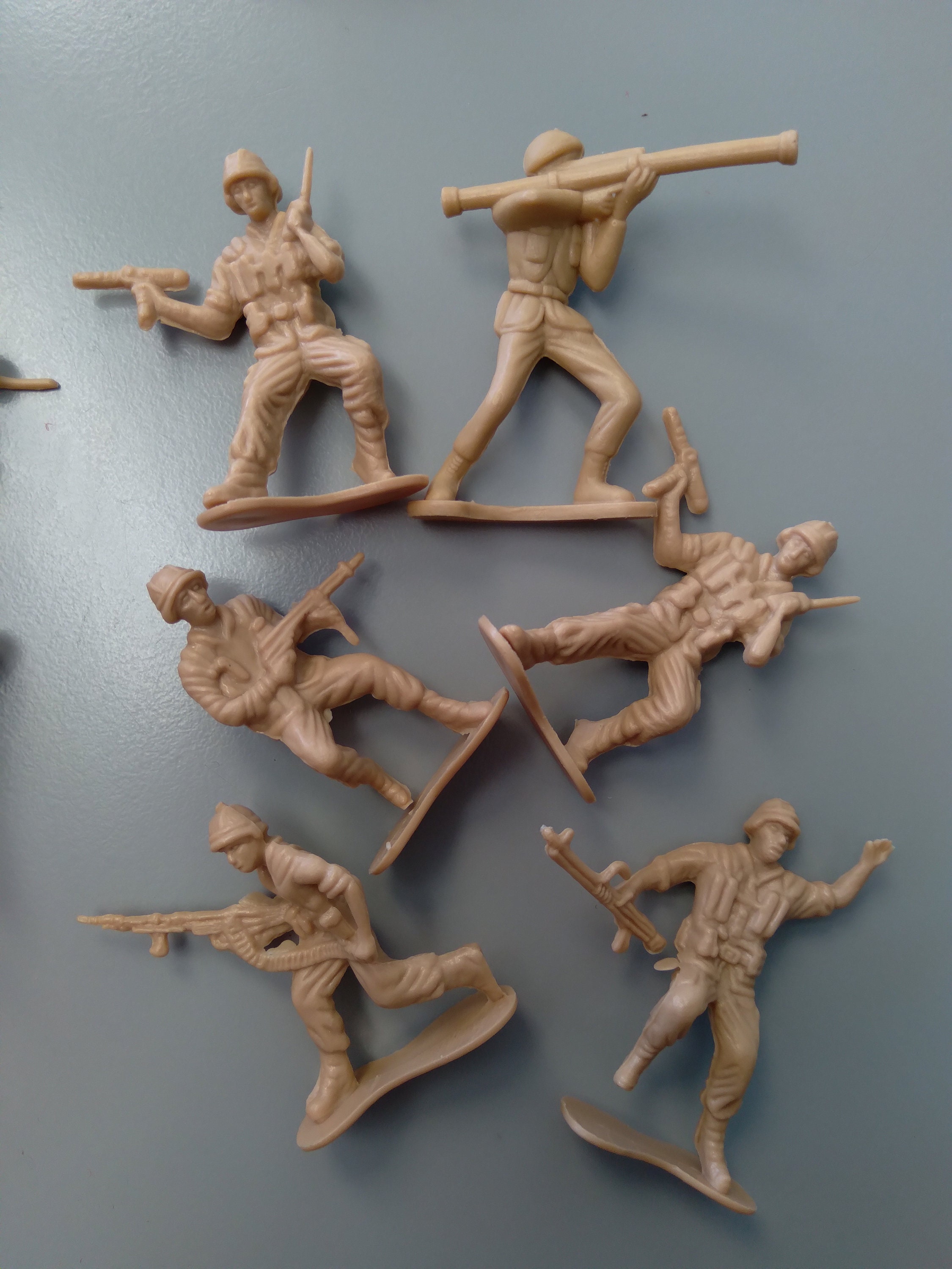 1989 Army Toy Soldiers Tan Army Men Set Lot of 100 Miniature Toy USA ...