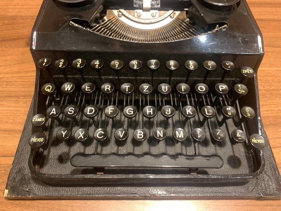 Vintage Portable Typewriter 1940s Black Gloss With Case – Elegant Retro ...