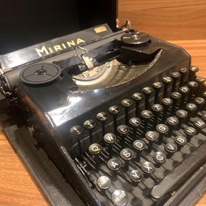 Vintage Portable Typewriter 1940s Black Gloss With Case – Elegant Retro ...