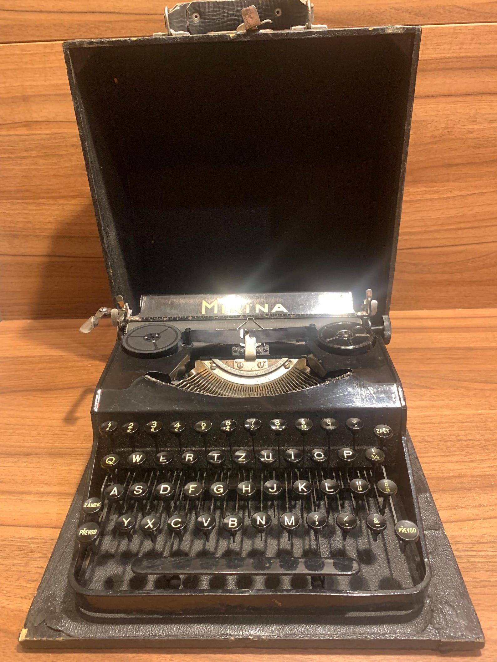 Vintage Portable Typewriter 1940s Black Gloss With Case – Elegant Retro ...
