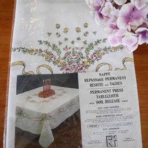 Vintage Tablecloth NOS White With Floral Design Permanent Press Topper ...