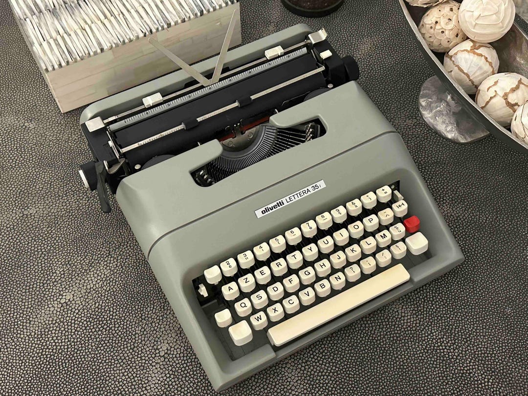 Máquina de escrever Olivetti Lettera 35L com layout AZERTY, década de ...