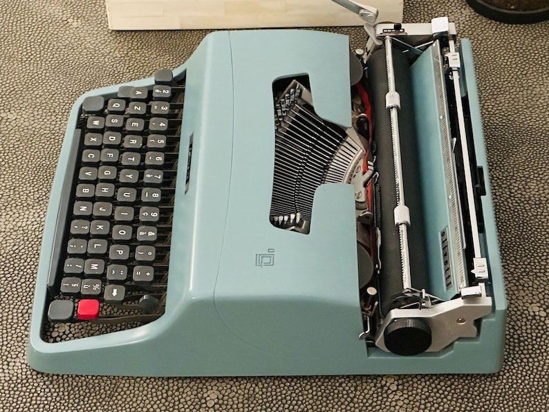 Máquina de escrever Olivetti Lettera 32, 1964, fabricada em Ivrea ...