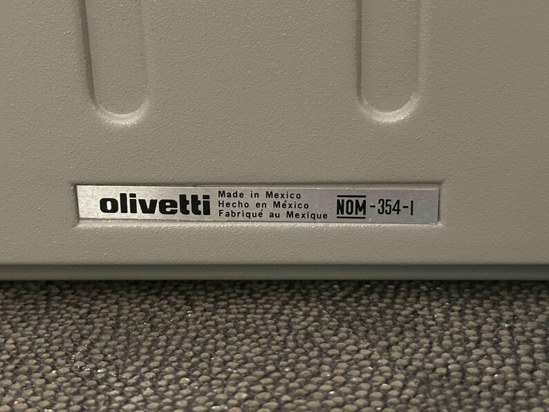Máquina de escrever Olivetti Lettera 35L com layout AZERTY, década de ...