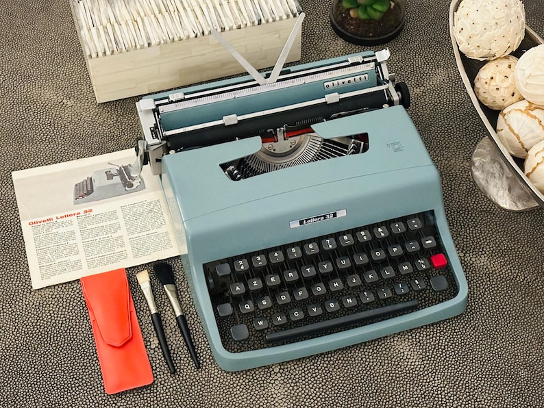 Máquina de escrever Olivetti Lettera 32, 1964, fabricada em Ivrea ...